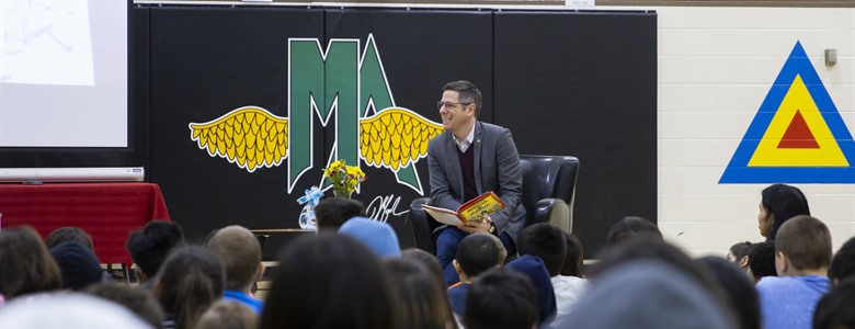Machray students, staff meet the Mayor for I Love to Read Month