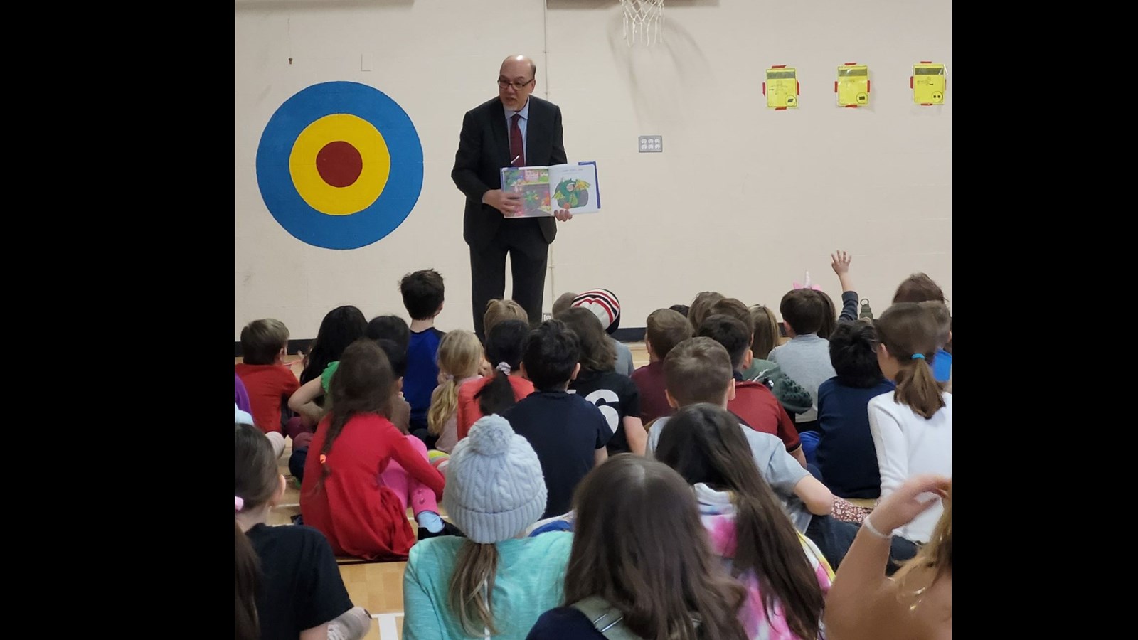 MLA Mike Moroz reads to ESWO