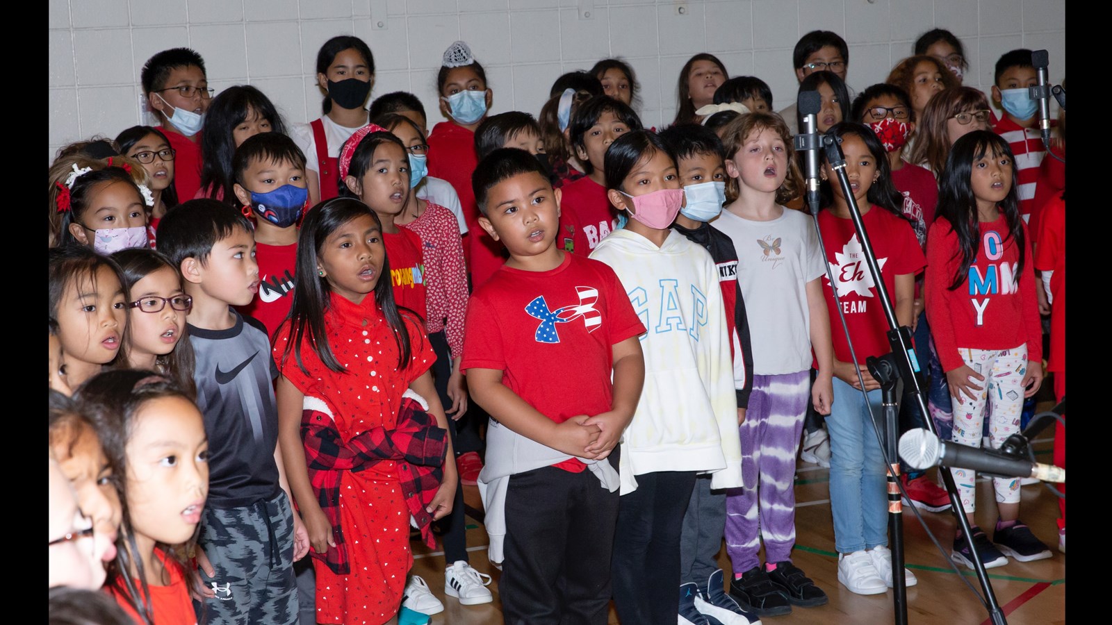 Stanley Knowles welcomes new Canadians